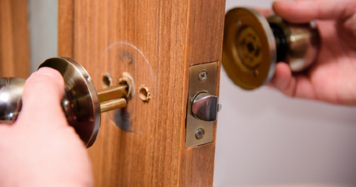 ¿Cómo montar una manija de puerta?